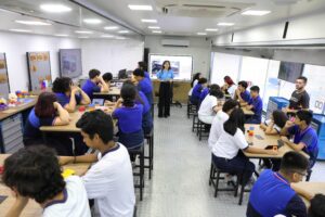Alunos da EETI Jacimar da Silva Gama iniciam atividade do projeto Academia Stem