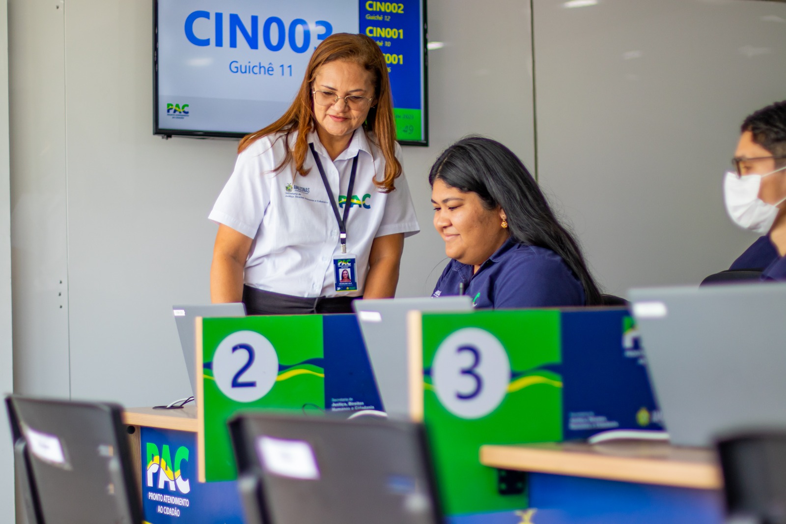 Solicitantes da nova Carteira de Identidade Nacional em unidades móveis ...