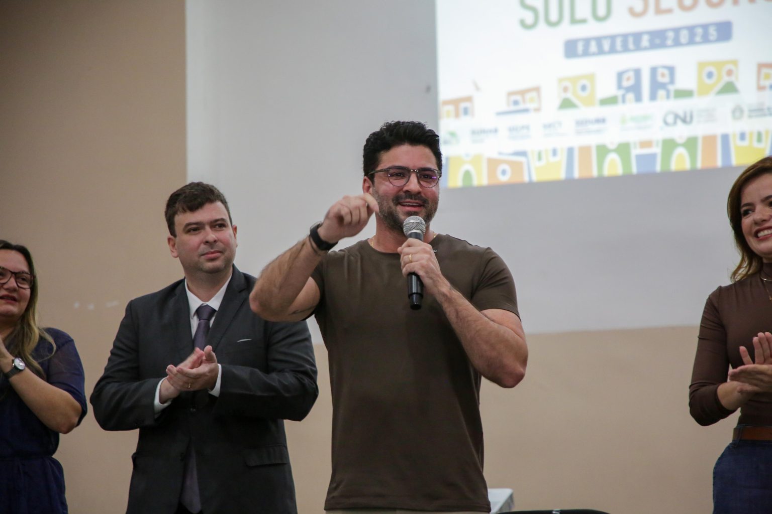 Governo do Amazonas entrega 300 títulos definitivos do Conjunto Viver Melhor 1 - Agência ...